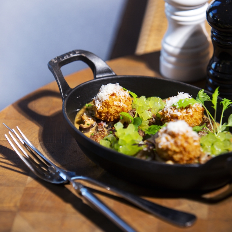 Leo Bistro & Leo Rooftop Sky Bar Budapest